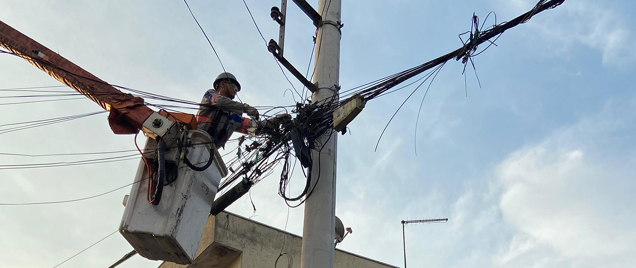 Por trás dos postes: o esforço dos técnicos que garantem energia com ...